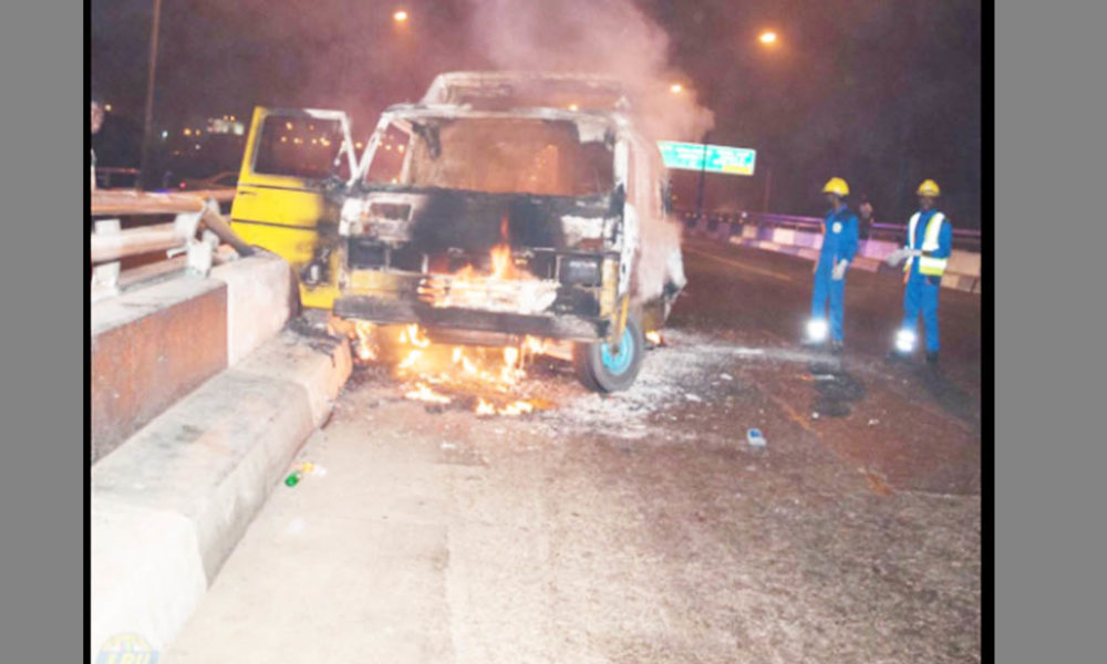 Bus gets burnt and 2 injured on Obalende Bridge (Photos) - AUTOJOSH